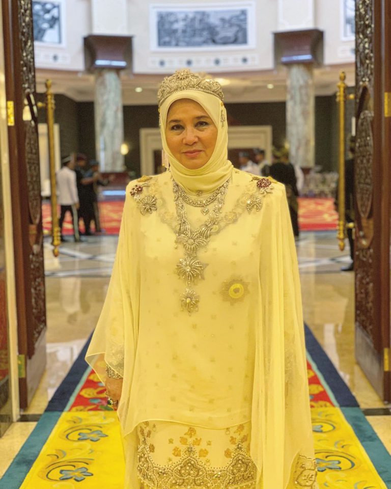 Tak Perlu Mesin Jahit Bagai, Tailor Ajar Cara Pakai Selendang Pada Baju ...