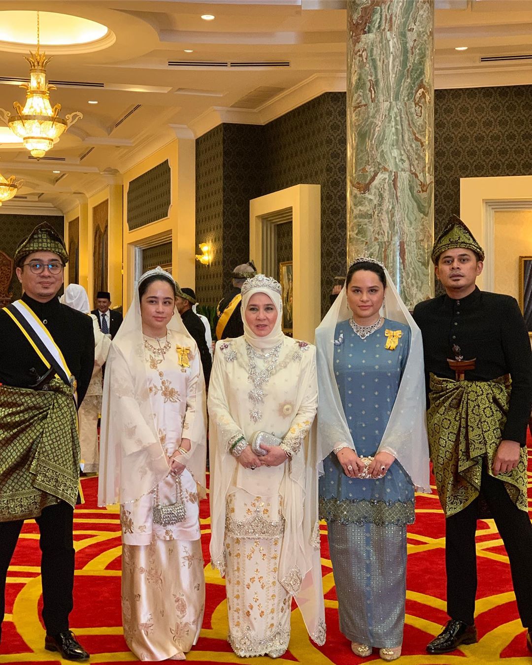 Kepingan Emas Pada Busana Digayakan Raja Permaisuri Agong, Rekaan Datuk ...