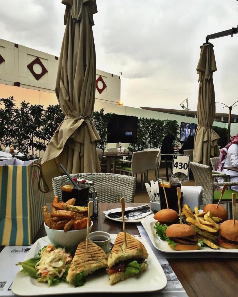 Ada 1050 Kerusi Tempat Duduk, Al Masaa Cafe Di Riyadh Arab Saudi, Kedai ...