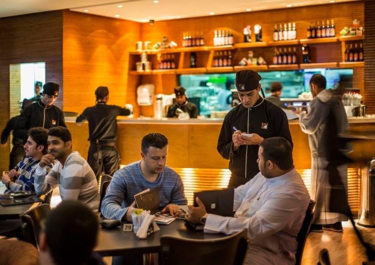 Ada 1050 Kerusi Tempat Duduk, Al Masaa Cafe Di Riyadh Arab Saudi, Kedai ...