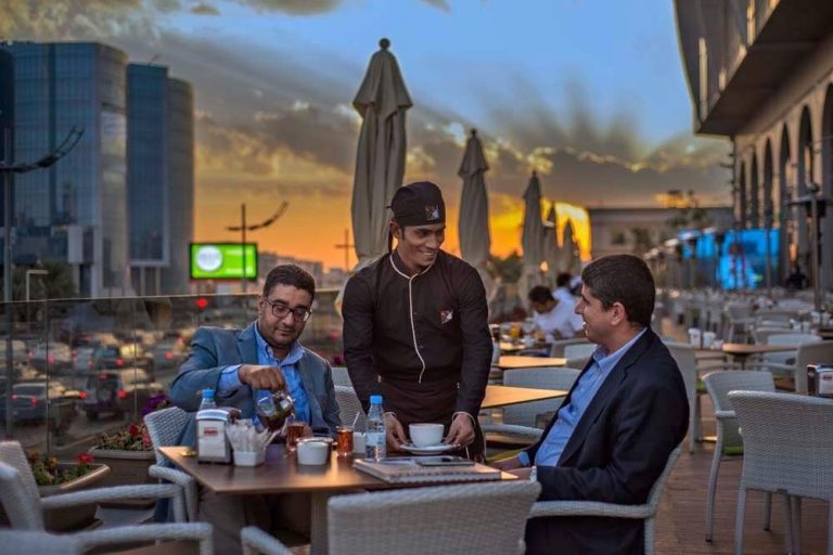 Ada 1050 Kerusi Tempat Duduk, Al Masaa Cafe Di Riyadh Arab Saudi, Kedai ...