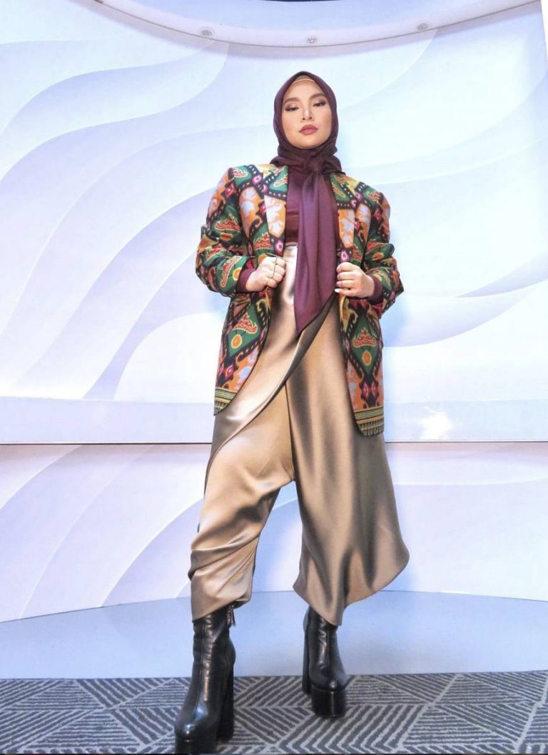 Sentiasa Tampil Menarik. Ini 8 Gaya Fesyen Aina Abdul Yang Hijabista Suka.