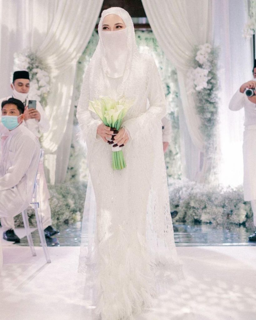 Tiru Baju Kahwin Neelofa, Wanita Ini Kreatif Guna Alas Meja Jiran ...