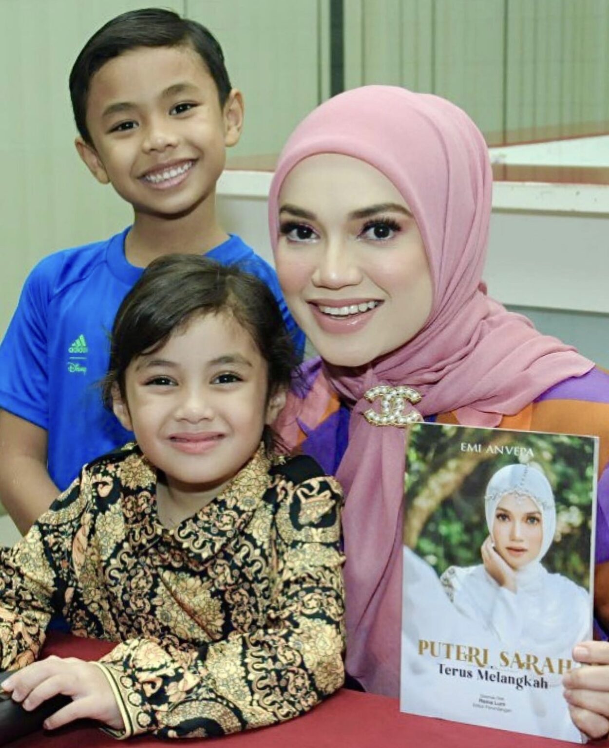 Tak Sekadar Cantik & Terpelajar, Adik Beradik PUTERI SARAH Juga ...
